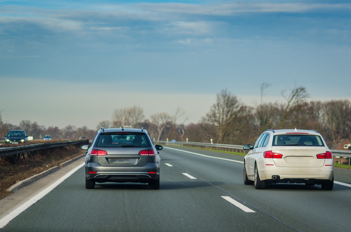 How to Overtake a Vehicle Correctly | MotorGuide