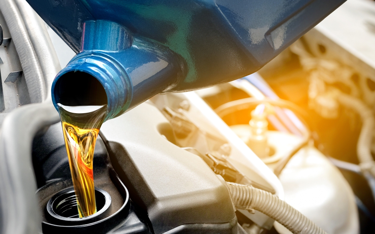Know These Things Before Changing Engine Oil | MotorGuide