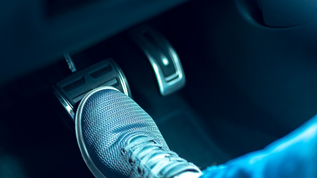 How to Brake a Vehicle Safely | MotorGuide