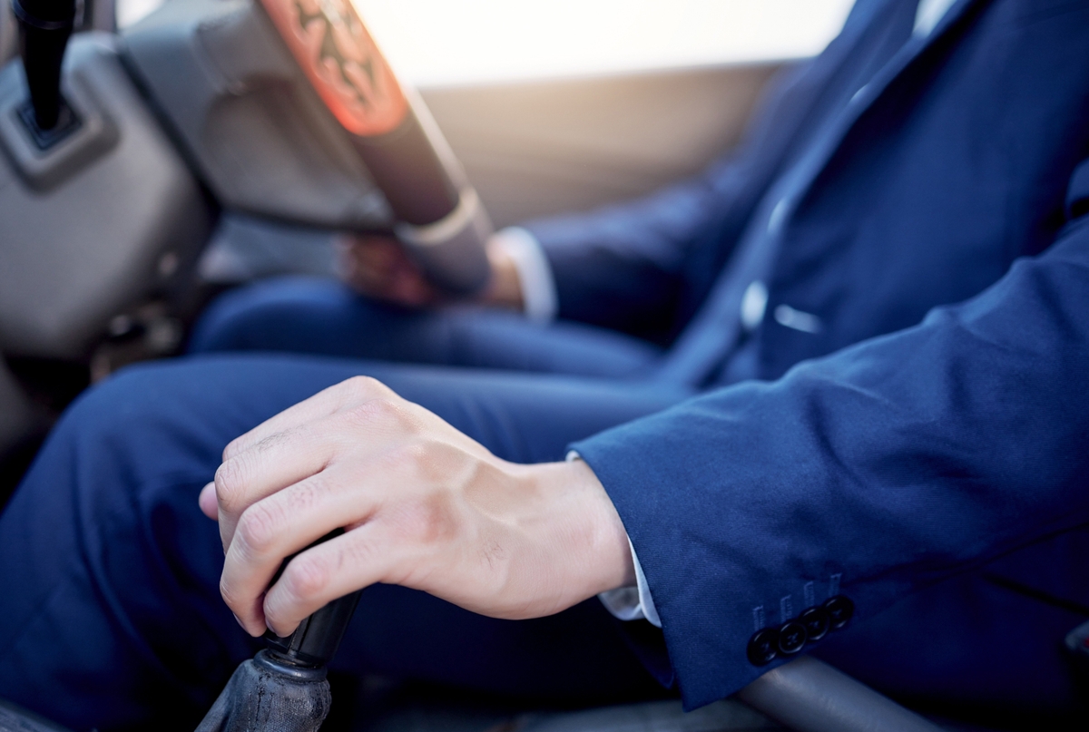 Let's learn to reverse a manual car without going into reverse ...