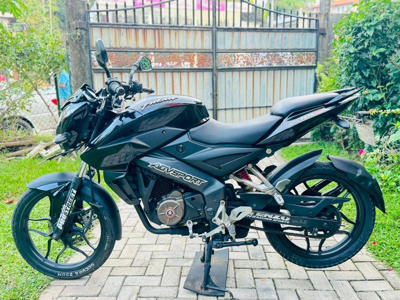 Bajaj Pulsar 135 LS Review - Specs, Features, Performance & Price in ...